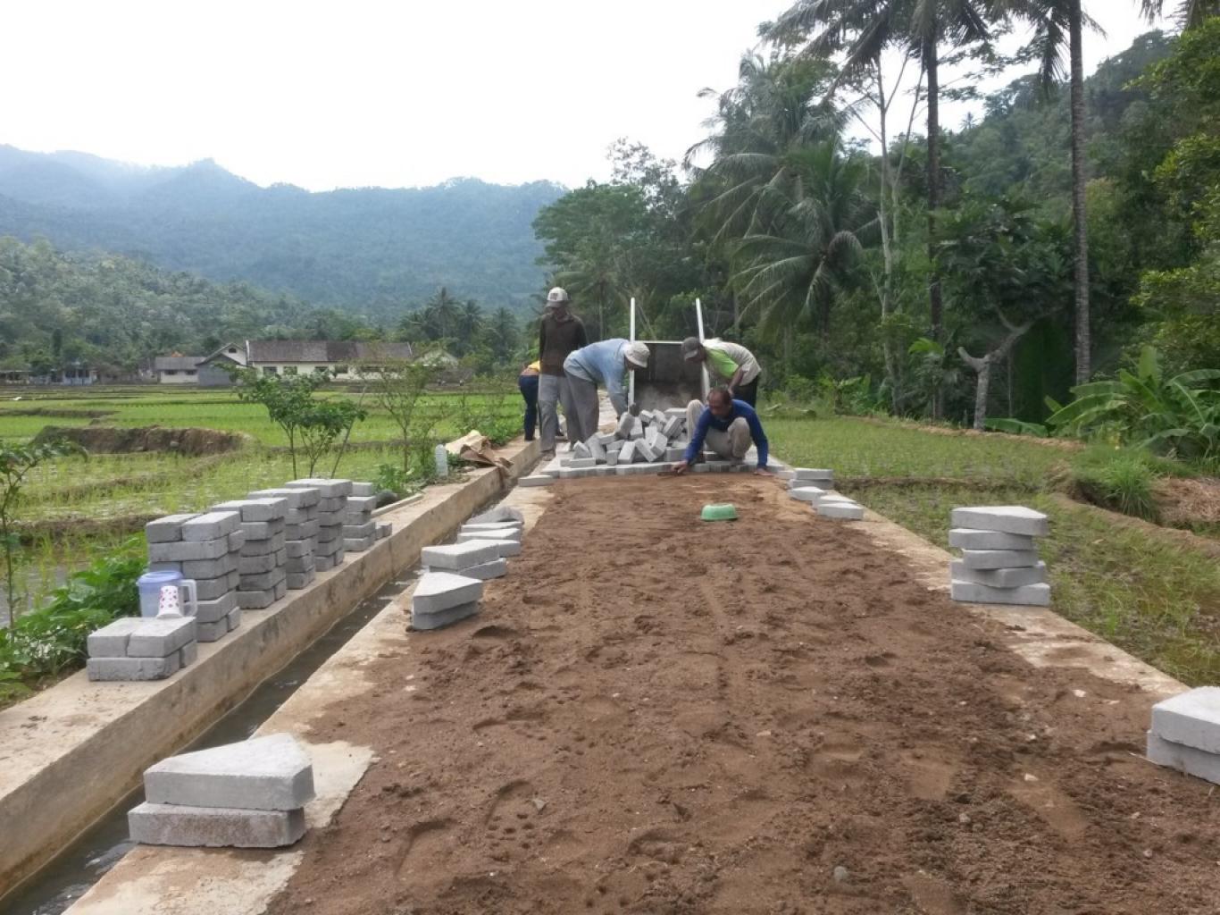 Pelaksanaan Pembangunan Jalan Paving RT 001 - Kipik - Website Desa Manggis